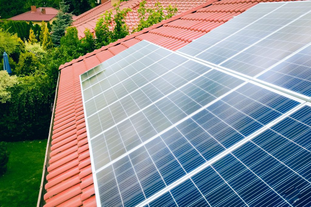 Jak zamontować panele słoneczne? Ile kosztują? | ESOLEO